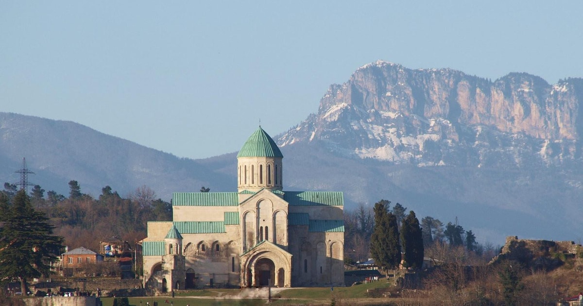 Kutaisi: Tur til gamle klostre og Sataplia naturreservat | GetYourGuide