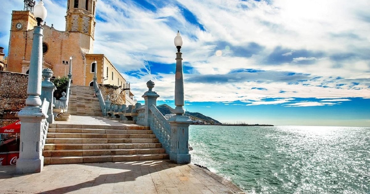 Sitges : Excursion en voilier + visite à pied et visite de la cave à ...