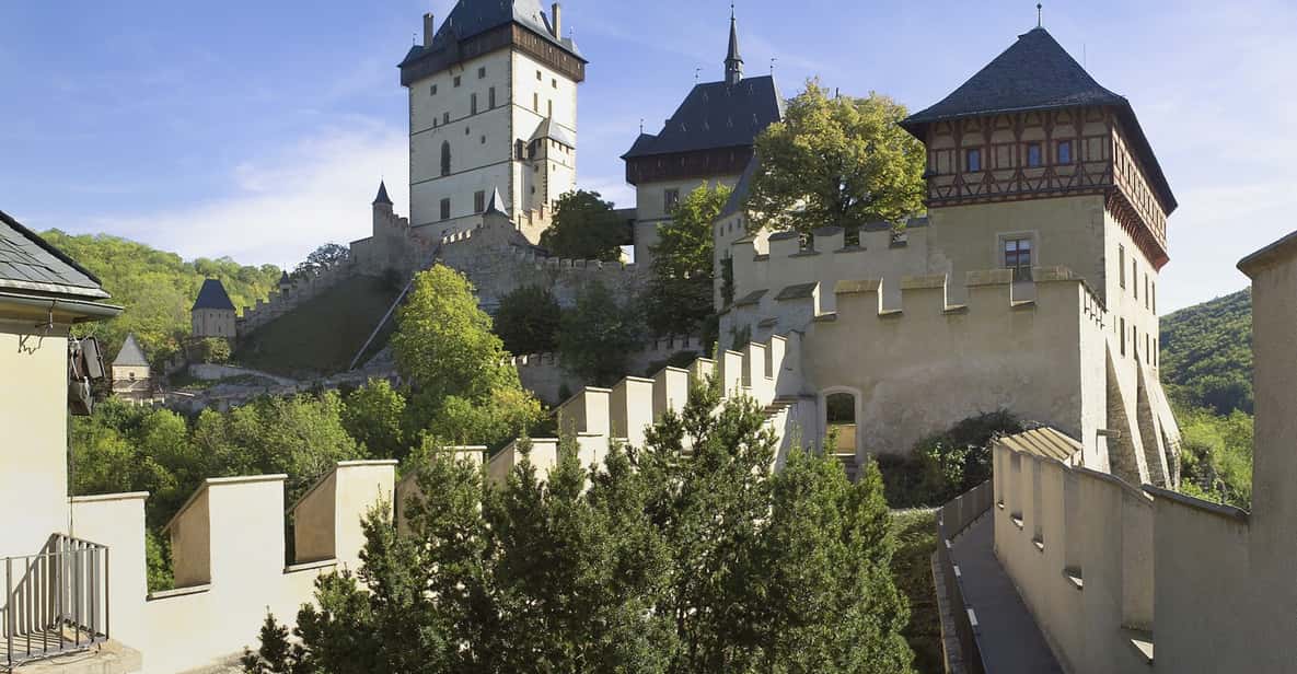 Viaggio al Castello di Karlštejn da Praga in auto d'epoca | GetYourGuide