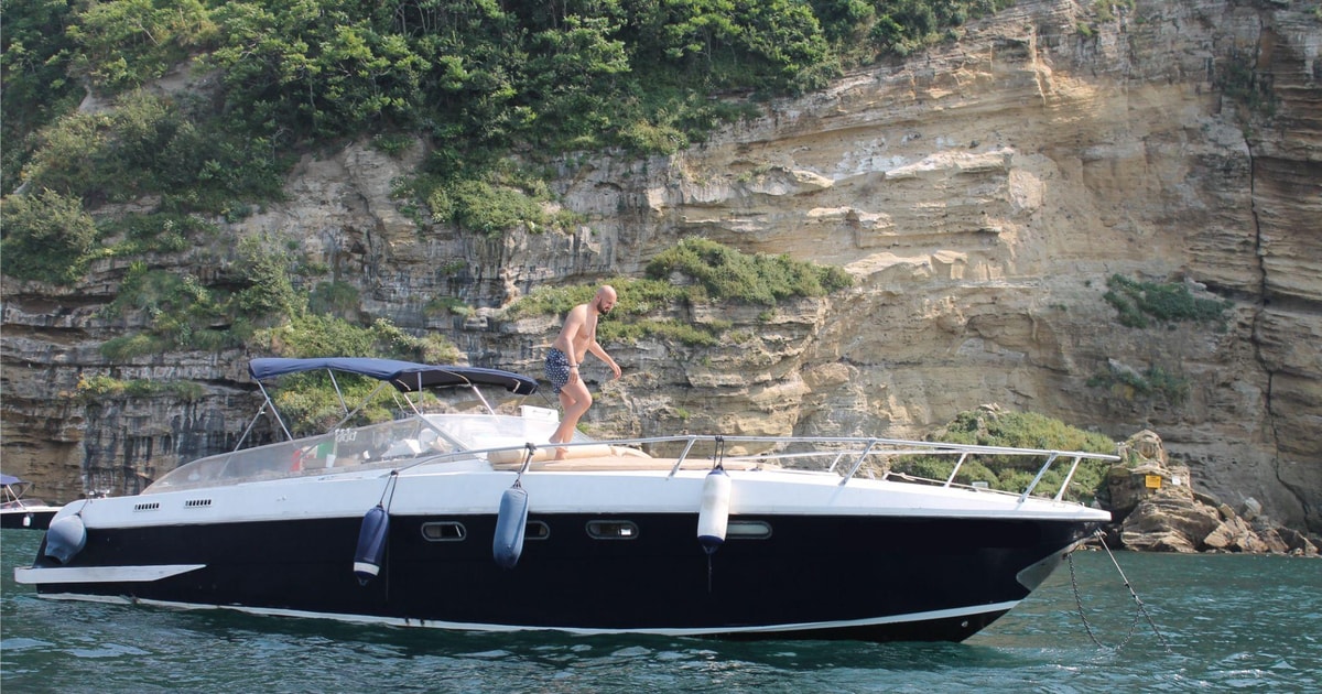 Napoli: Tour della città in barca con aperitivo | GetYourGuide