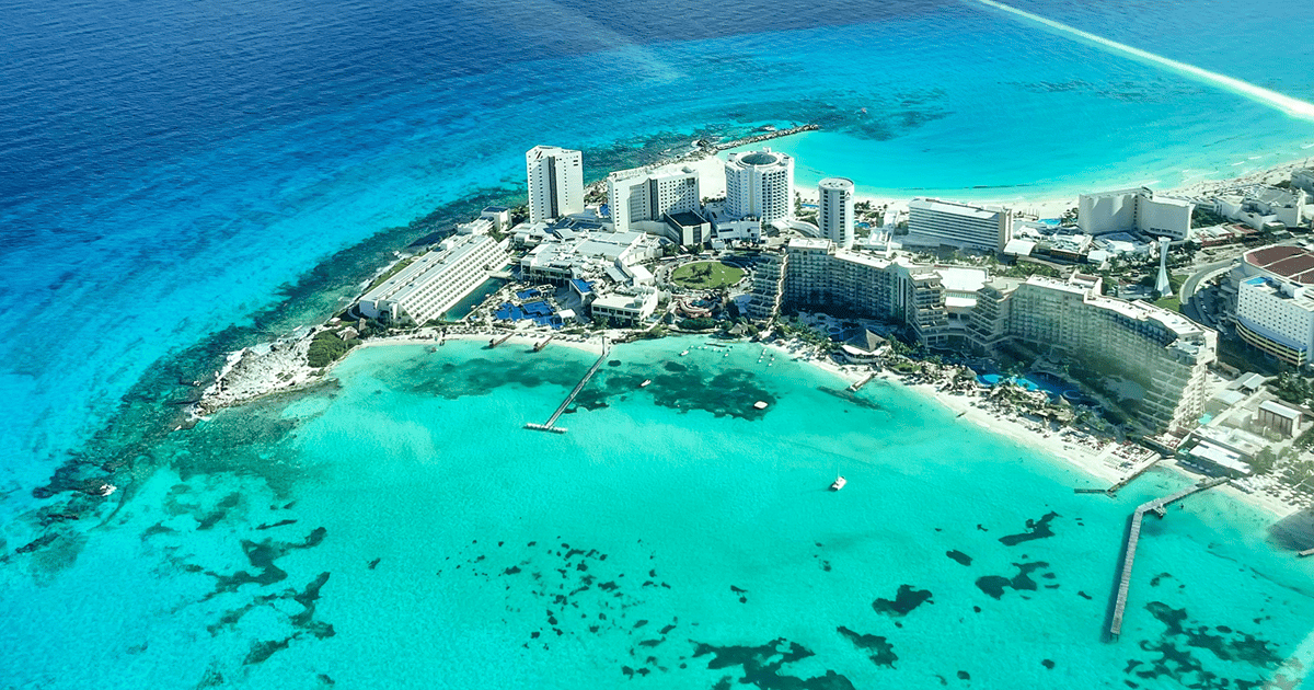 Panoramische vlucht naar de hotelzone van Cancún en Isla Mujeres ...