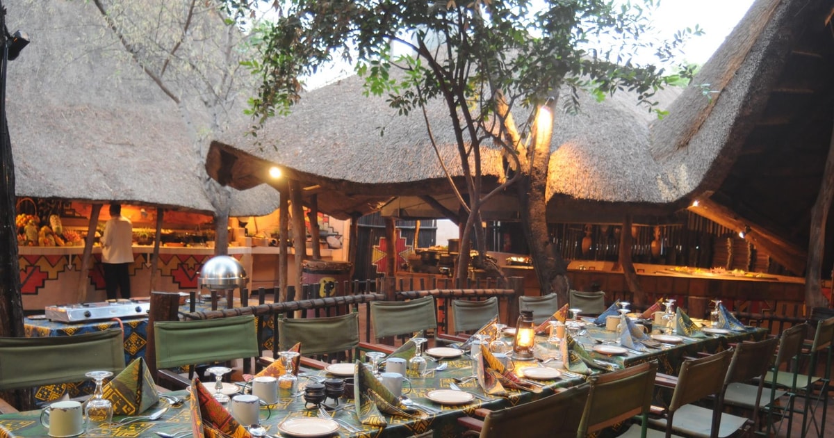 Victoria Falls: Boma Restaurant Abendessen und Trommelshow | GetYourGuide