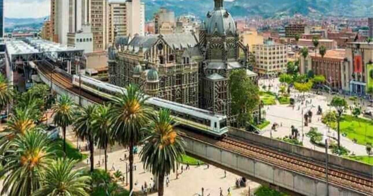 CityTour Medellín: Pueblito Paisa, Plaza Botero, Comuna 13 ...