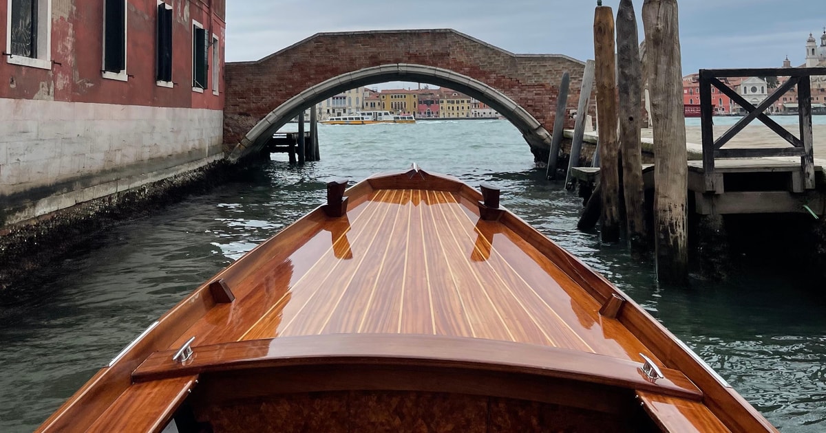 Aan boord van een oude Venetiaanse boot | GetYourGuide