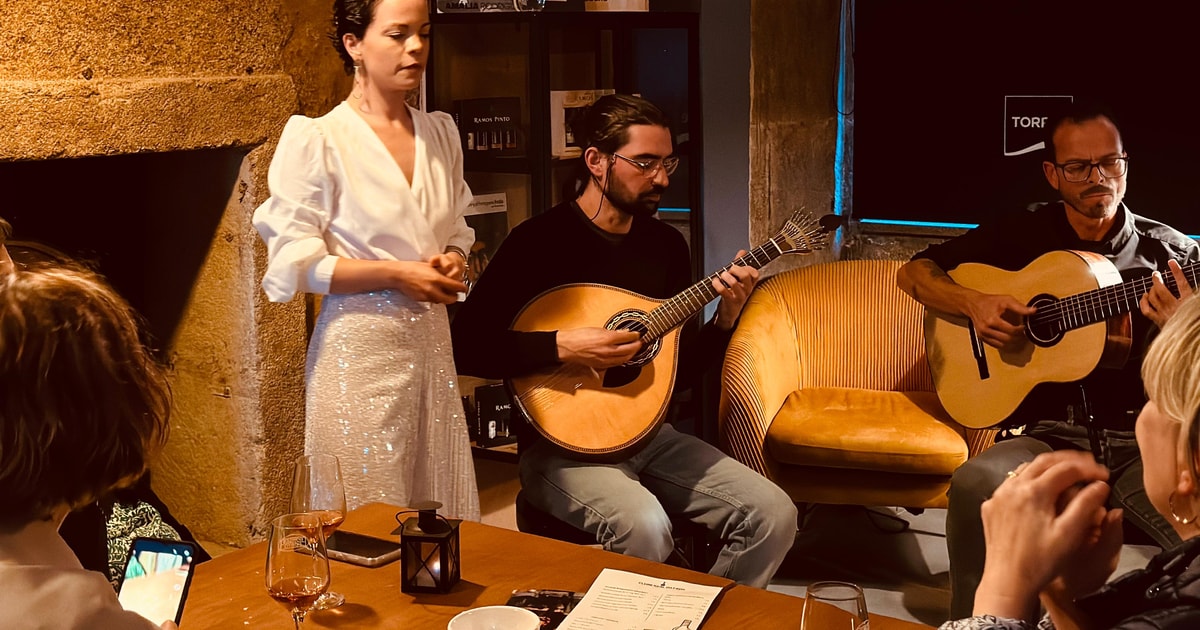Oporto: Espectáculo de Fado Tradicional con Bebida de Bienvenida ...