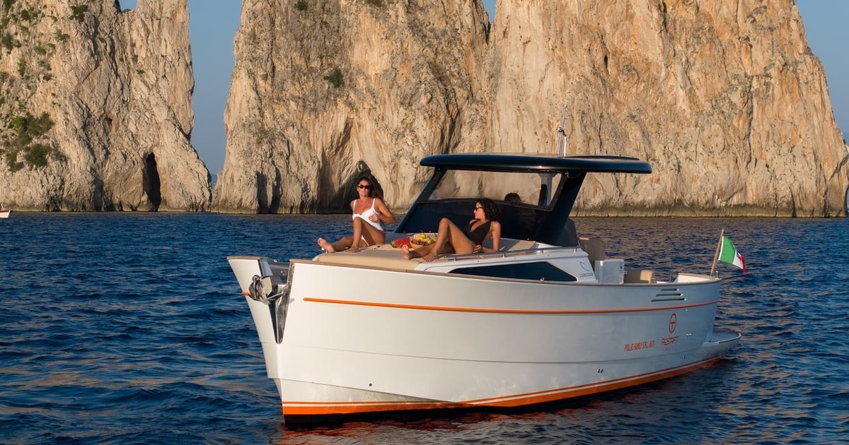Sorrento: Excursão particular a Capri em um barco Gozzo 2024 | GetYourGuide