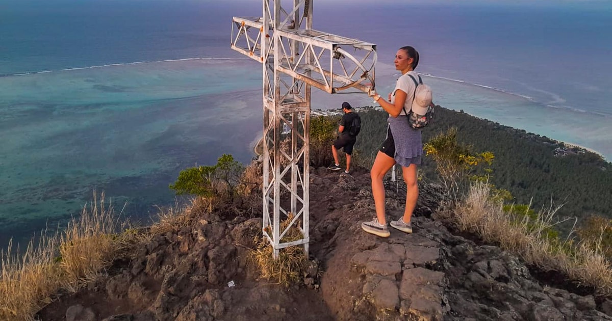 Mauritius: Exklusives Sonnenaufgangserlebnis auf dem Berg Le Morne ...