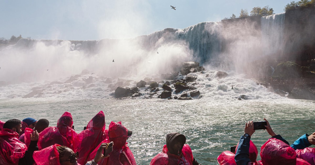 Niagara Falls, Canada: Første bådtur og tur bag vandfaldet | GetYourGuide