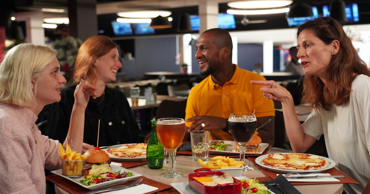 Lille: Bowling & meal experience in a fun and friendly atmosphere ...