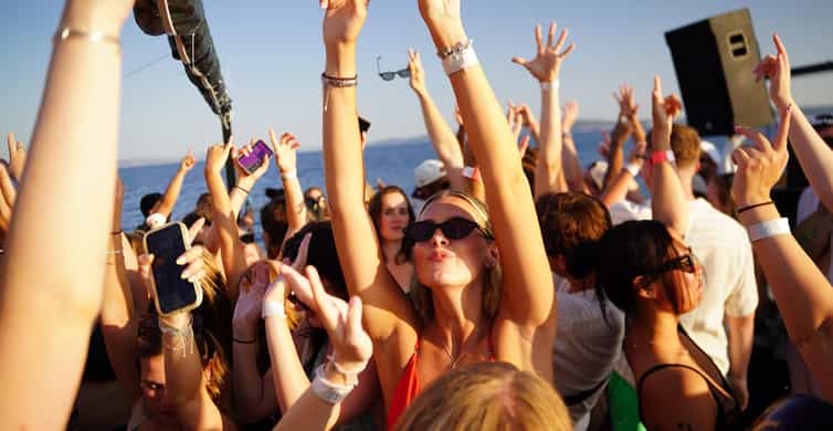 Split: Blaue Lagune Bootsparty mit DJs, Shots & Afterparty | GetYourGuide