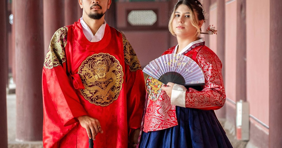 Seoul: Hanbok Photo Tour at Gyeongbokgung Palace | GetYourGuide