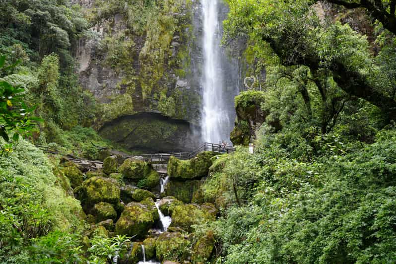 Excursion d'une journée à la cascade de Giron et au lac de Busa depuis ...