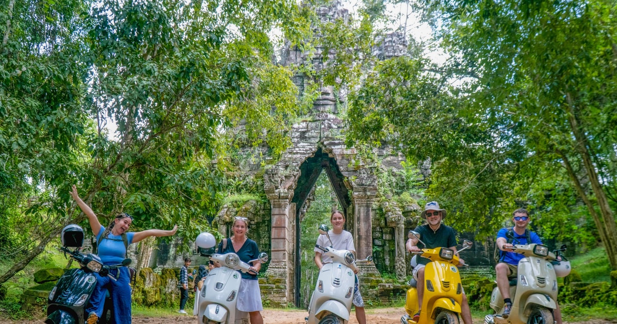 Angkor Wat: Guidet Vespa-tur inklusive frokost i et lokalt hus ...