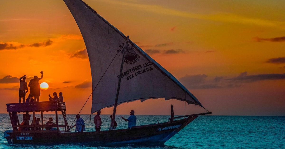 Zanzibar: crociera al tramonto in dhow con servizio navetta | GetYourGuide