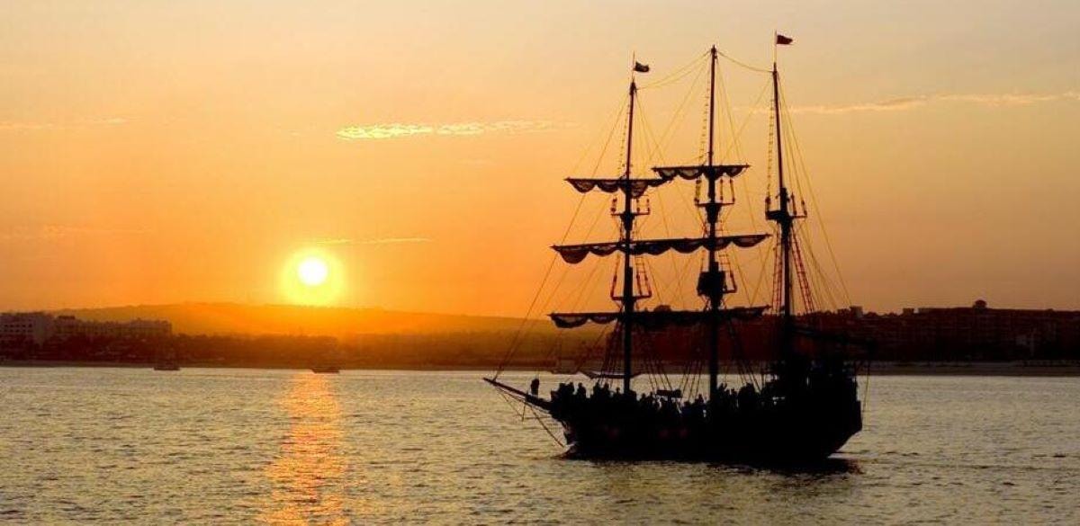 Cabo San Lucas: Diner bij zonsondergang op een piratenboot | GetYourGuide