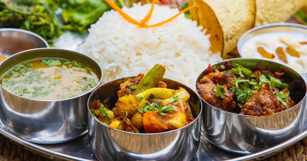 Cena Thali tradicional nepalí en el Bar y Asador AtomiX | GetYourGuide