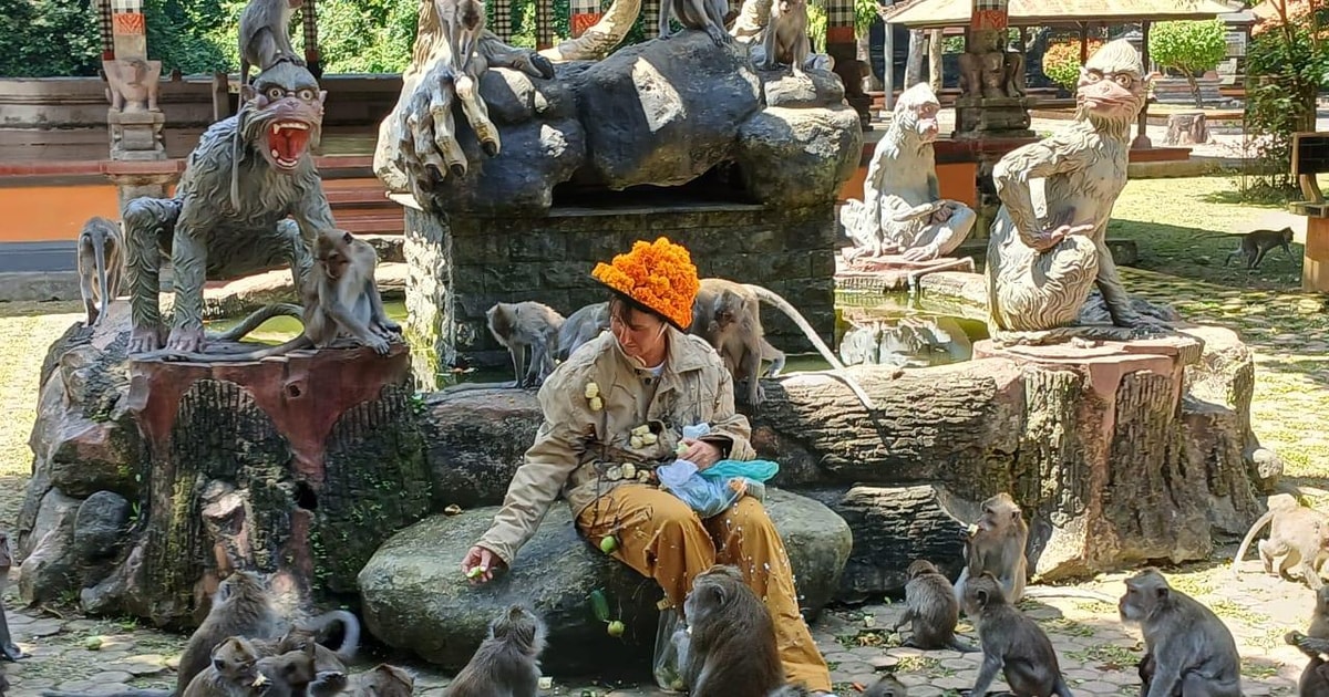 Bali : Le Youtuber de l'adrénaline nourrit un singe sur votre corps ...