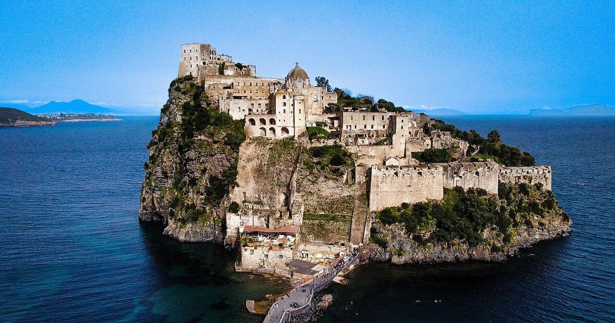 Ischia: vuelta a la isla en autobús | GetYourGuide