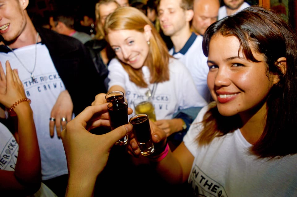Barcelona Bar Crawl: 4+ ställen, gratis shots, gratis inträde till ...