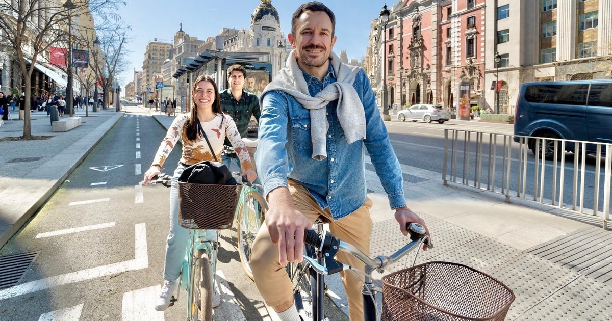 Verken Madrid op de fiets en maak foto's met Benja. | GetYourGuide