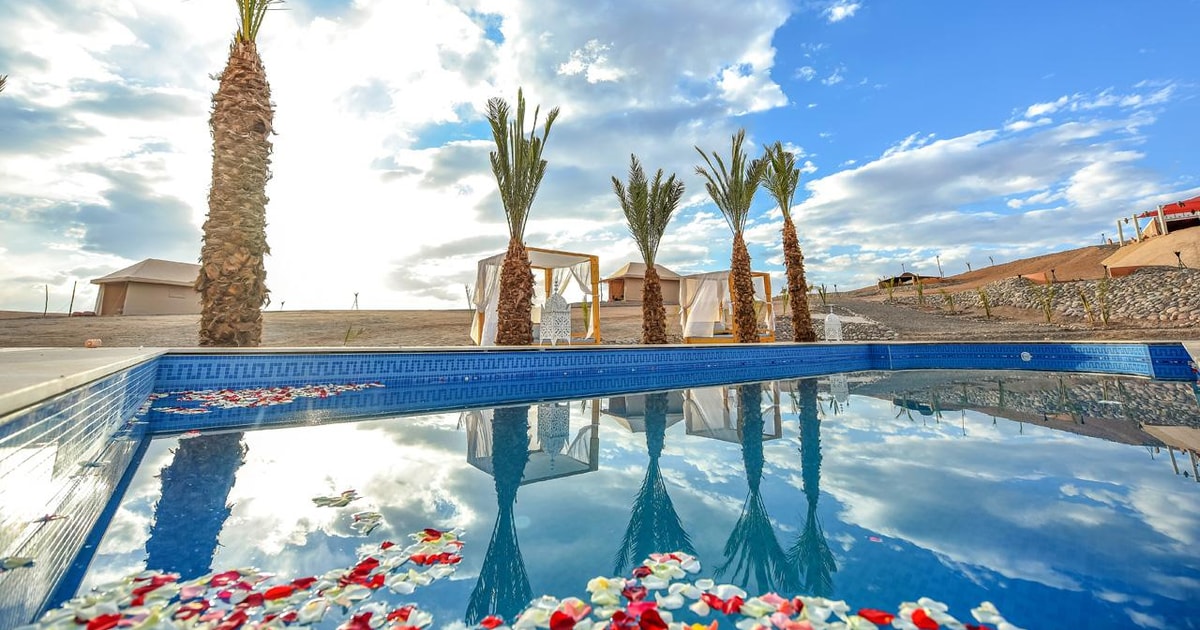 Marrakech: Agafay Desert Day Pool Access ja lounas: Agafay Desert Day ...