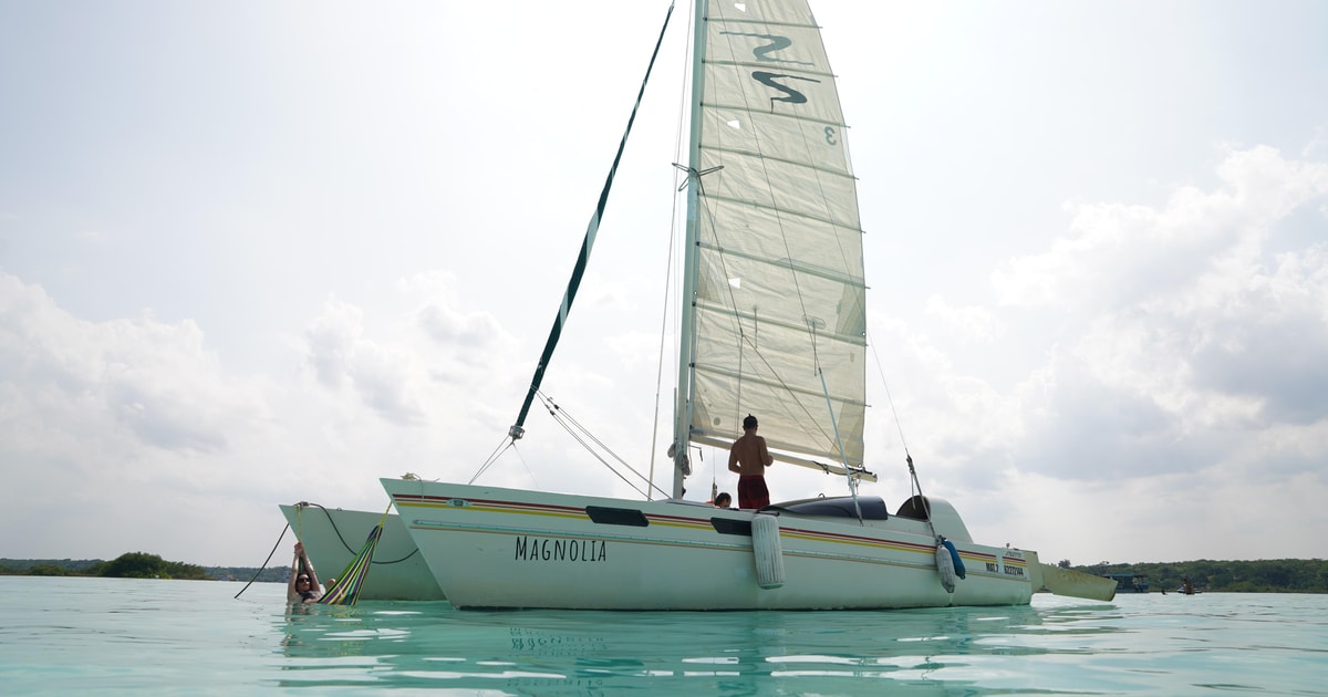 Katamaran-Segelerlebnis in der Lagune von Bacalar. | GetYourGuide