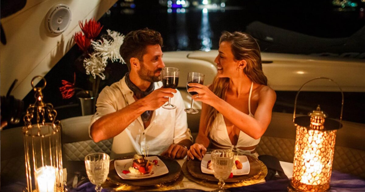 Barcelona: Crucero romántico con cena en velero para 2 | GetYourGuide