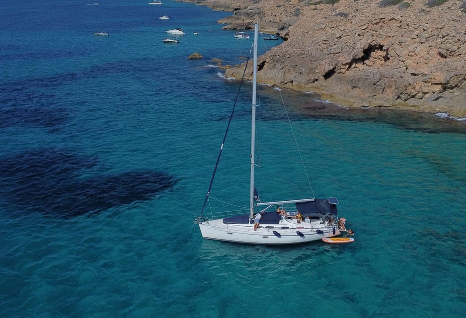 Mallorca: Tour en barco por Cala Vella con baño, comida y bebida ...
