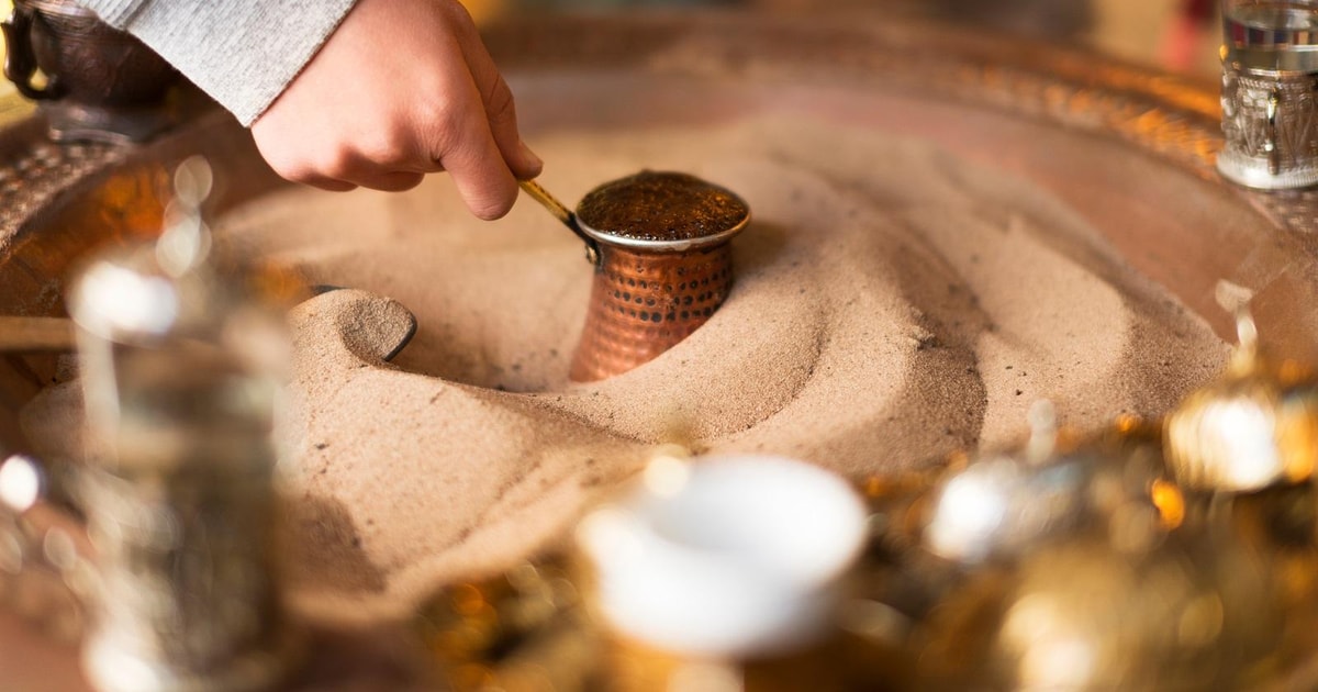 Istanbul : atelier de café turc préparé dans le sable n/Sultanahmet ...
