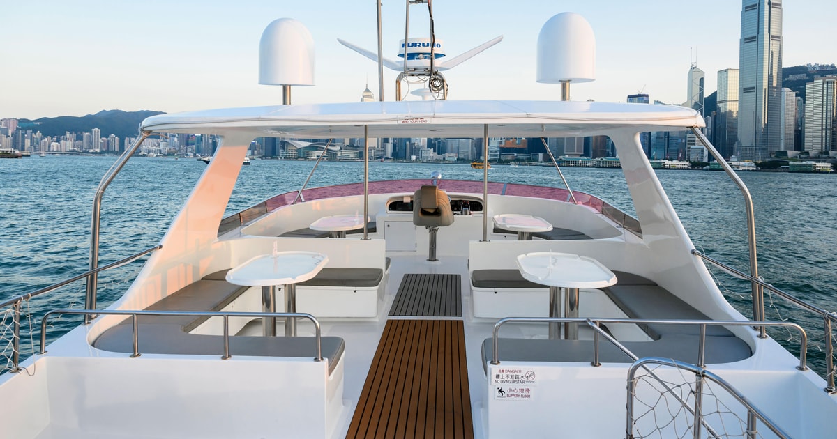 Tour nocturno en yate por el puerto Victoria - Vistas impresionantes ...