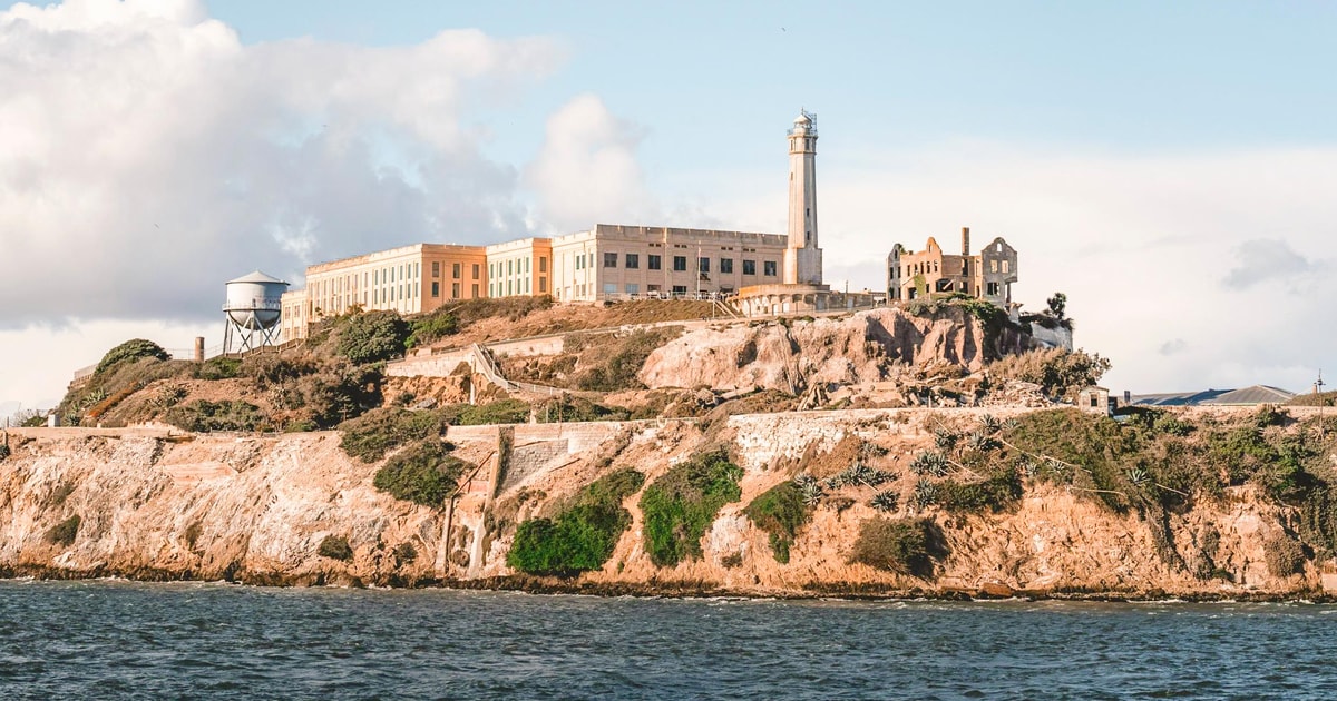 Desde San Francisco: Tour nocturno de Alcatraz, Muir Woods y Vino ...