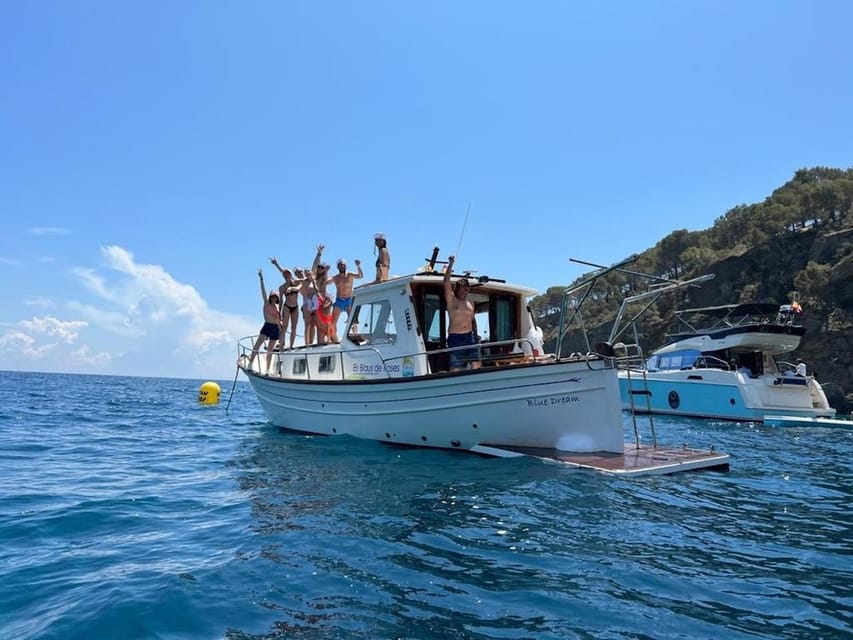Rosas: Excursión en barco con kayak, paddle surf y aperitivos ...