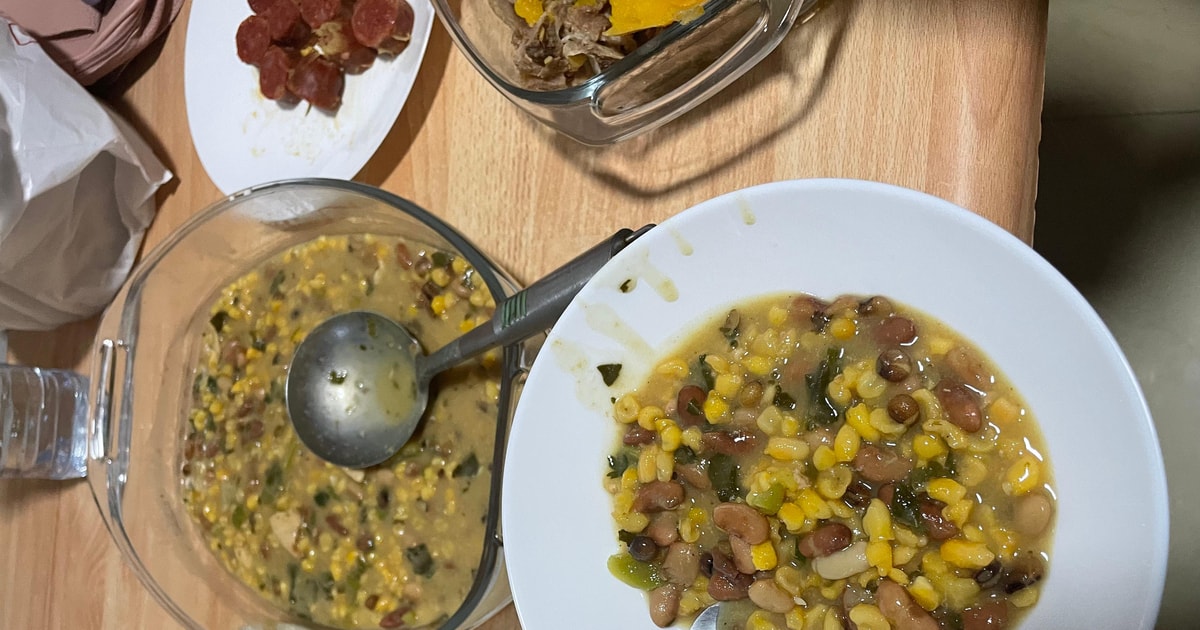 Catchupa cozinhando e comendo ;)- | GetYourGuide