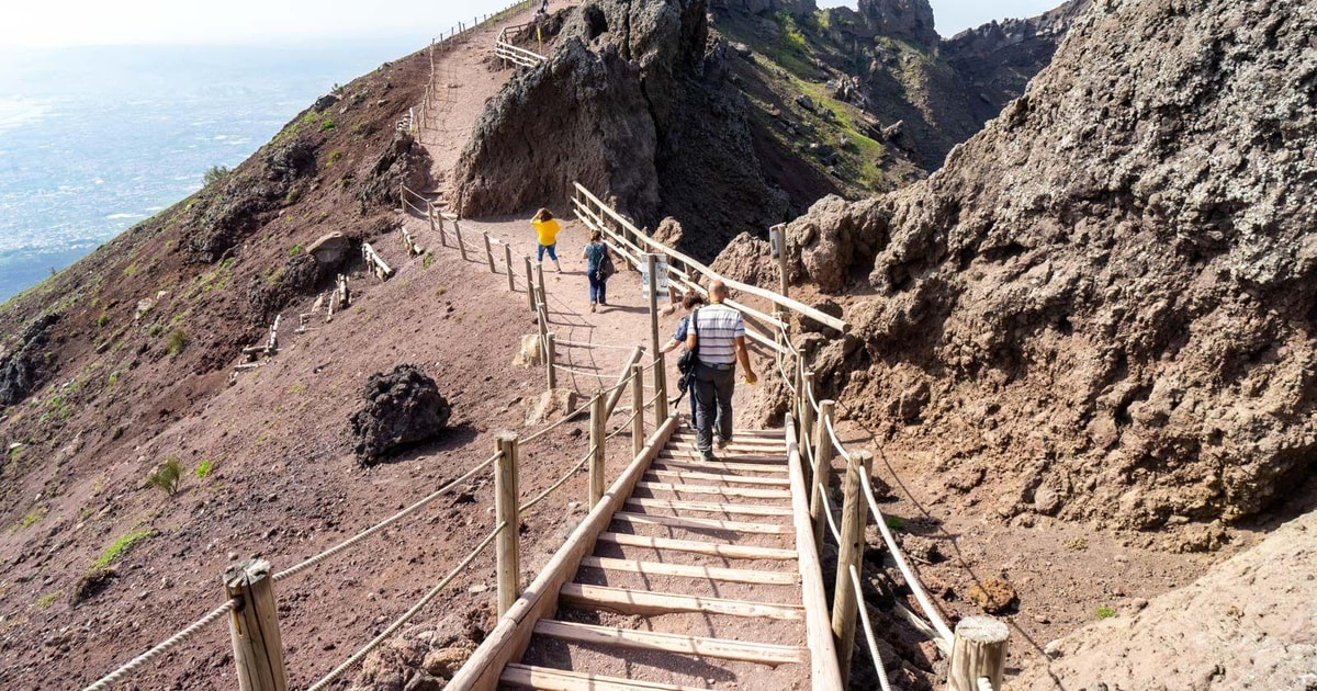 Sorrento: Vesuvius Dagtocht met Entree en Lunch | GetYourGuide