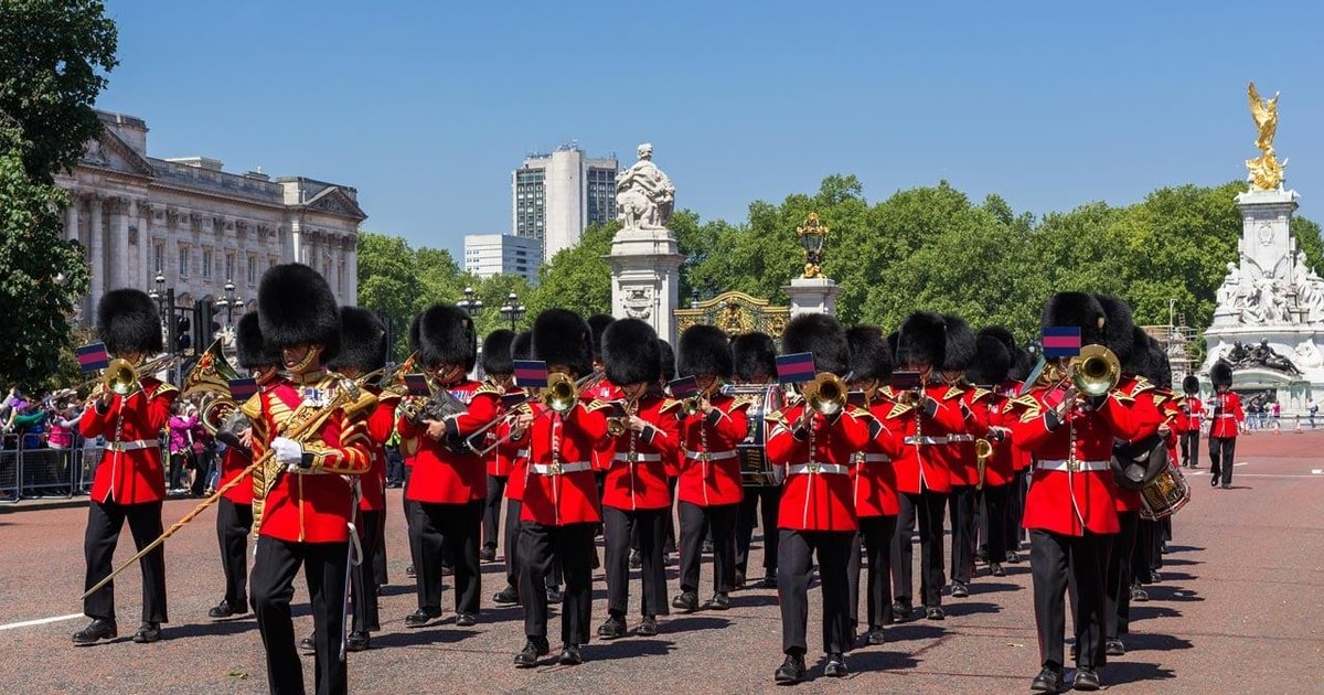 London: Private tour “From Big Ben to Buckingham” | GetYourGuide
