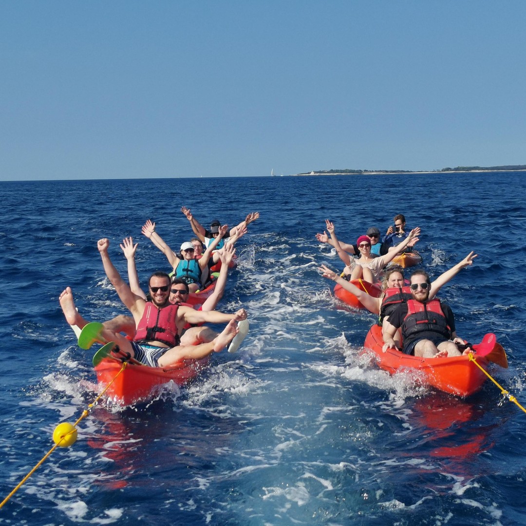 Pula: Aventură cu barca și caiacul pentru grupuri private | GetYourGuide