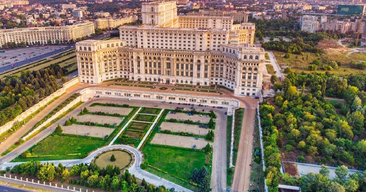 Bukarest: Ceaușescu-Villa, Parlament und Dorfmuseum | GetYourGuide