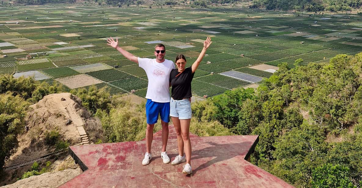 Vê a vista deslumbrante da colina de Selong e da cascata de Tiu Kelep ...
