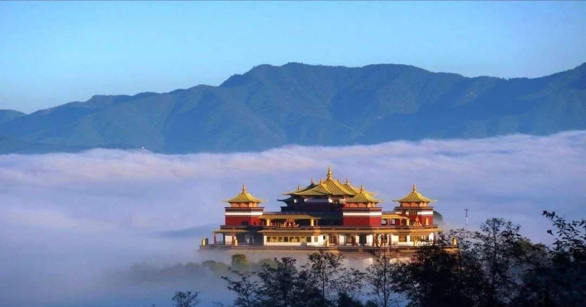 Visita al Buda Namo y al Monasterio de Thrangu Tashi Yangtse | GetYourGuide