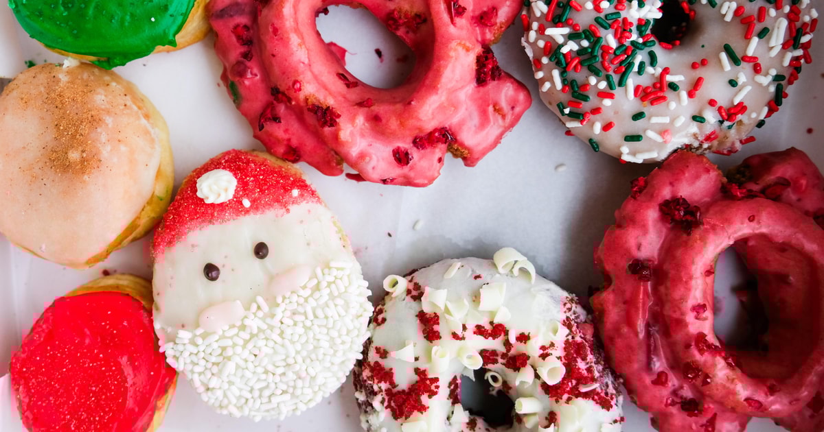 NYC: Times Square Holiday Donut and Hot Chocolate Adventure | GetYourGuide