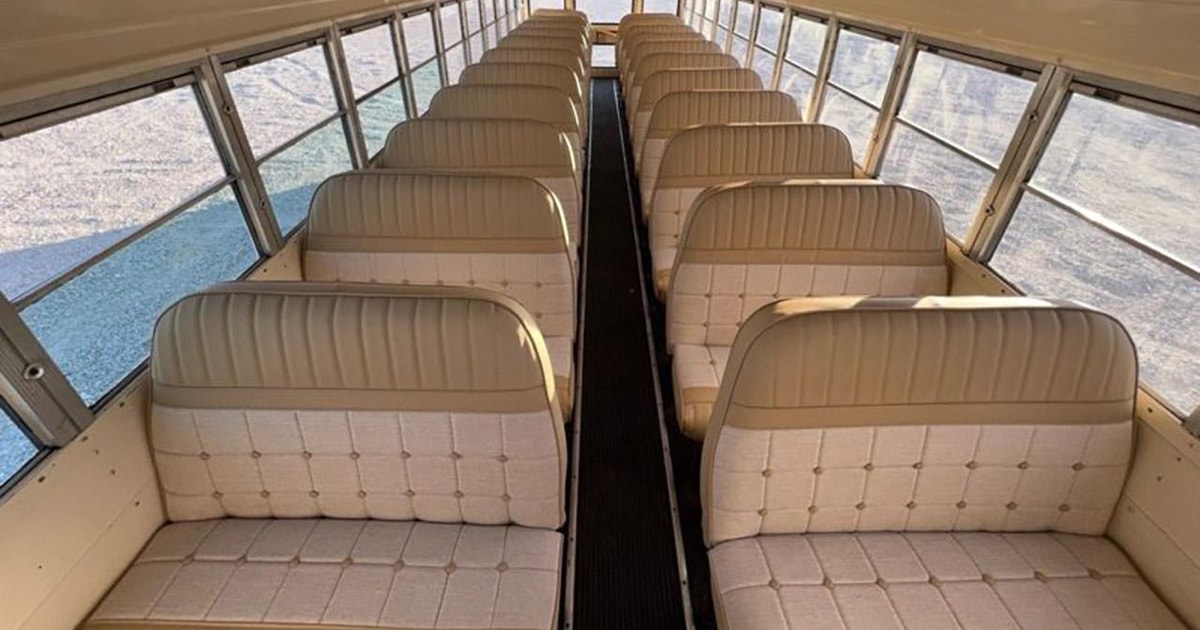 Varsova: Modlinin lentokenttäkuljetus juhlabussilla | GetYourGuide