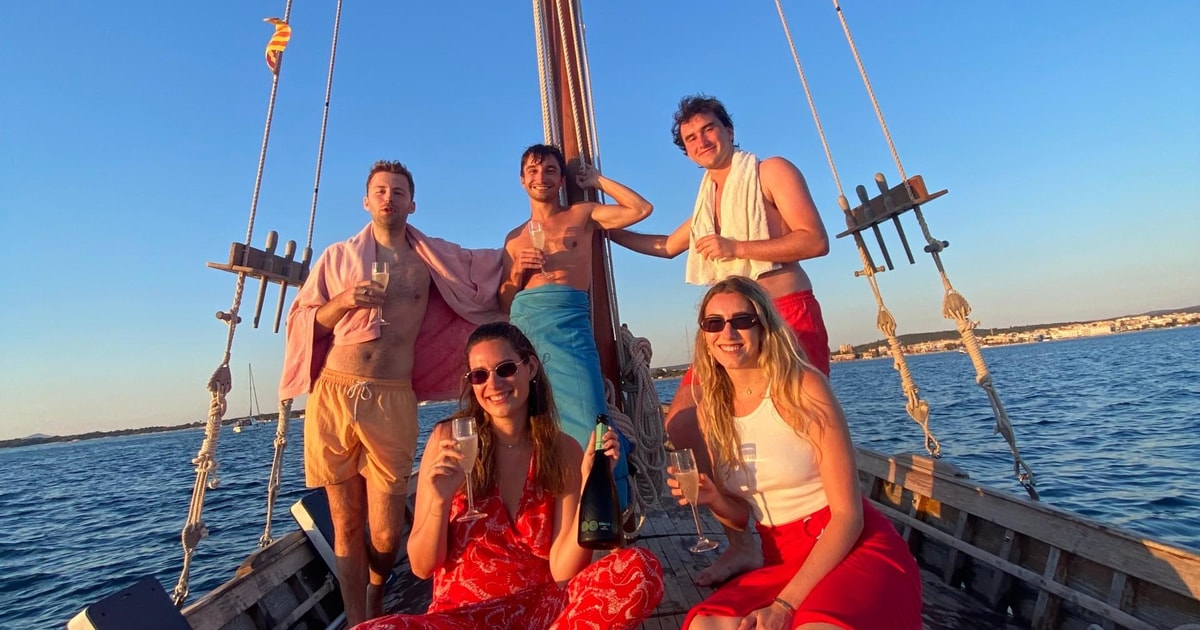 Alghero: tour in barca a vela al tramonto con aperitivo | GetYourGuide