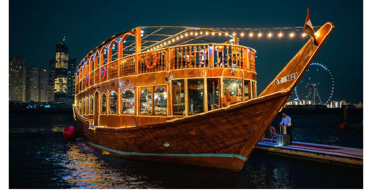 Dubaj: rejs z kolacją w Souk Al Seef i pokazem tańca Tanoura | GetYourGuide