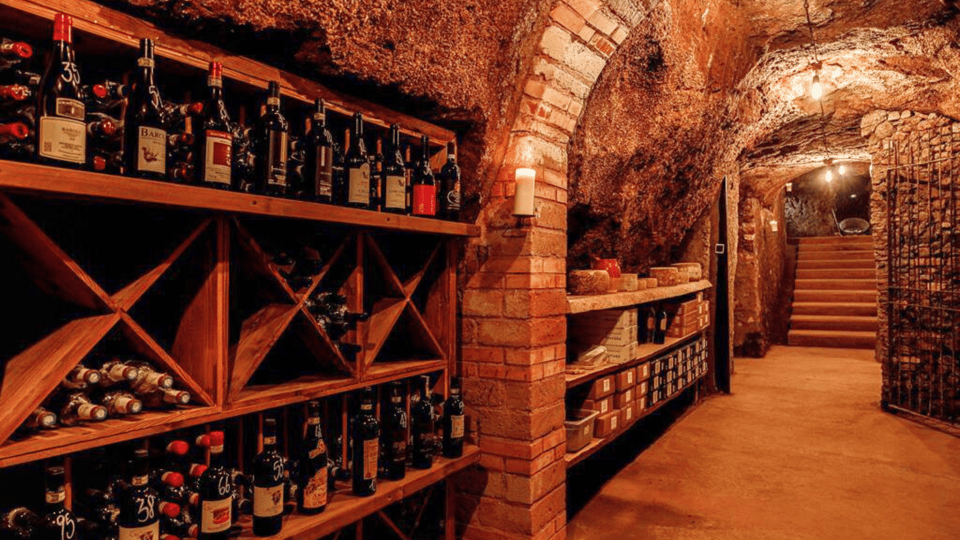 Rome: Wijnproeverij bij kaarslicht in oude Romeinse grot | GetYourGuide