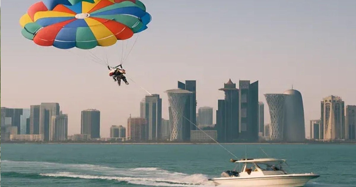 Parachute ascensionnel guidé avec vue sur la côte du Qatar | GetYourGuide