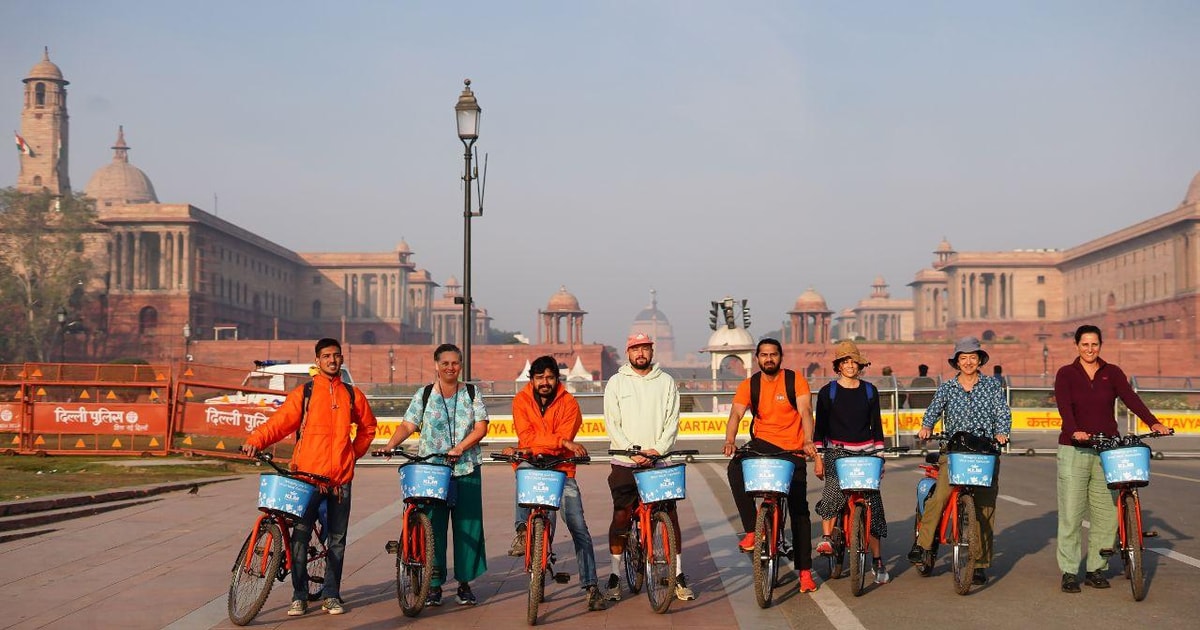 New Delhi Bike Tour Morning 4 Hours: Delhi Rowerem | GetYourGuide