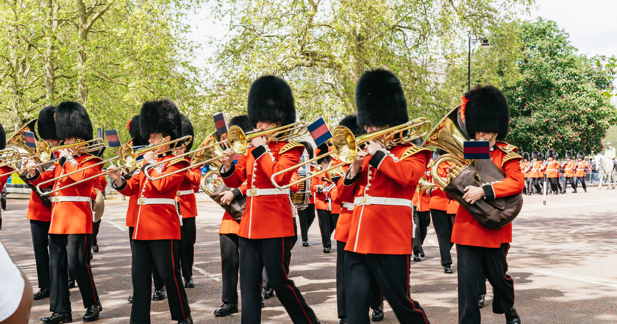London: Changing of the Guard Tour by Buckingham Palace | GetYourGuide