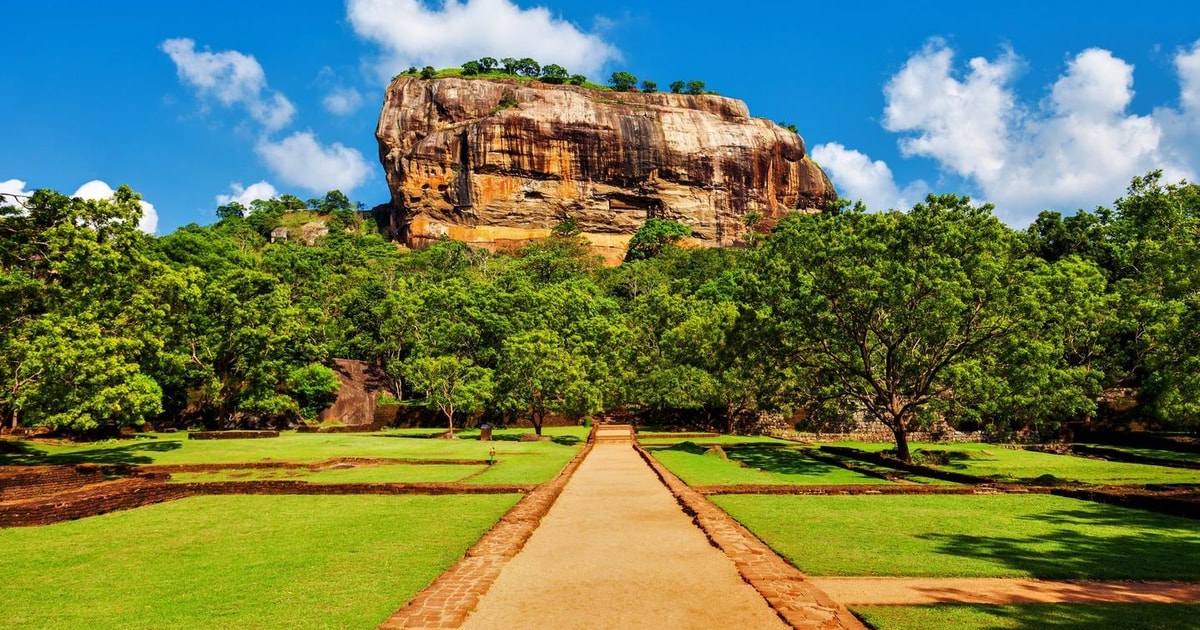 Kandy: Dagstur till Sigiriya Rock Fortress med lokal guide | GetYourGuide