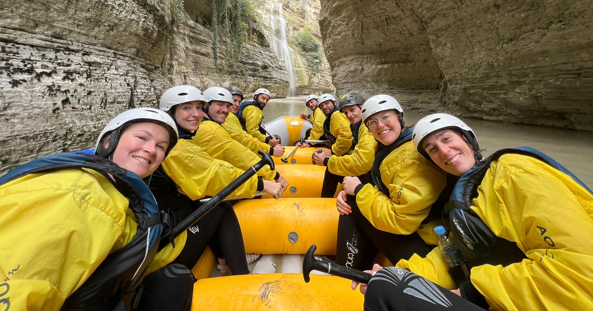 Çorovoda: Excursión en balsa/tubo por el Cañón de Osumi | GetYourGuide