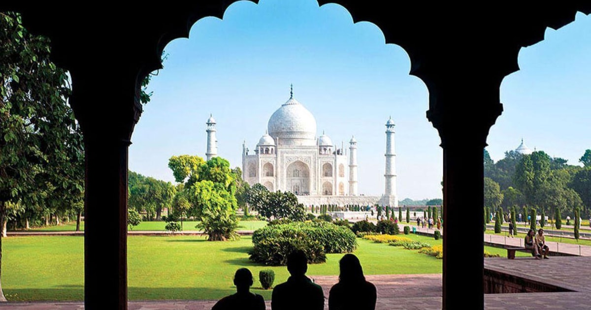 Agra: Guidad tur till Taj Mahal och mausoleet med hoppa över kön ...